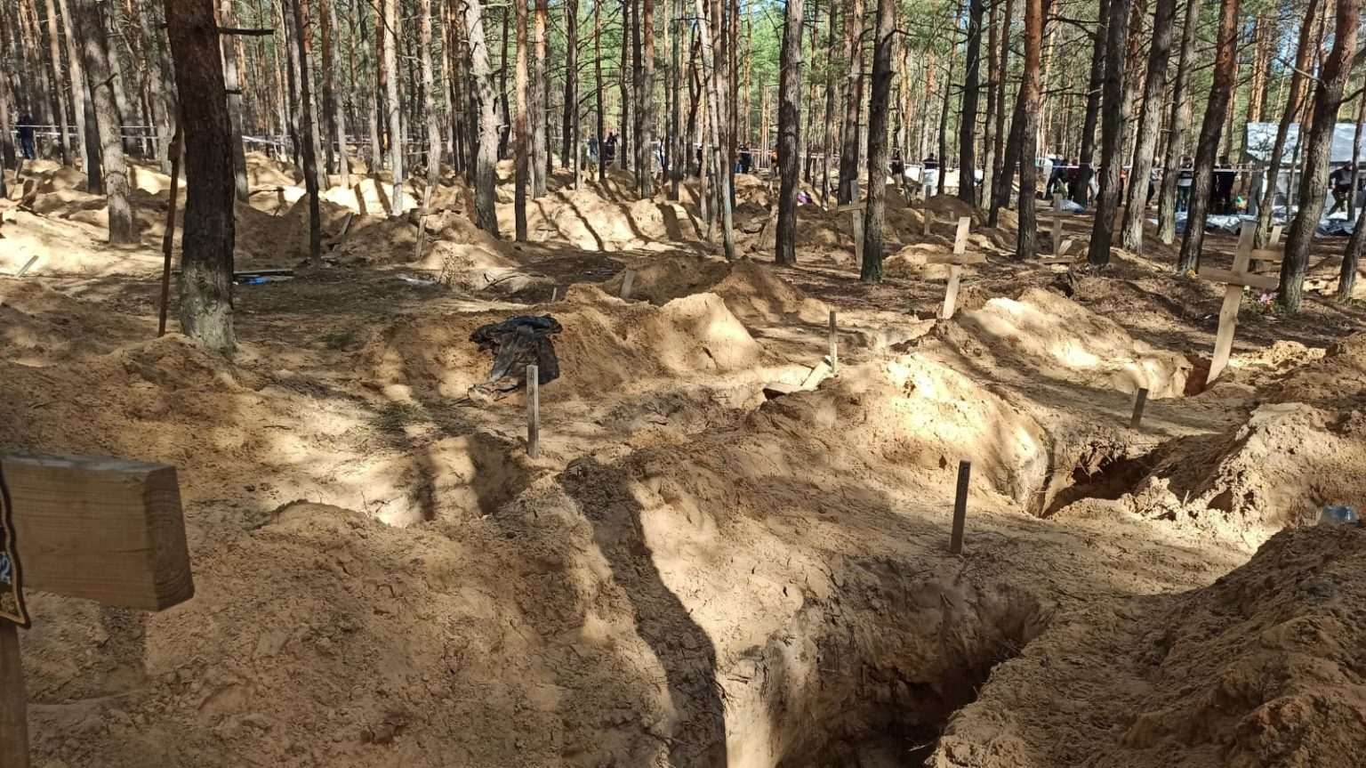 Exhumation continues in Izium: 263 bodies exhumed - Euromaidan Press