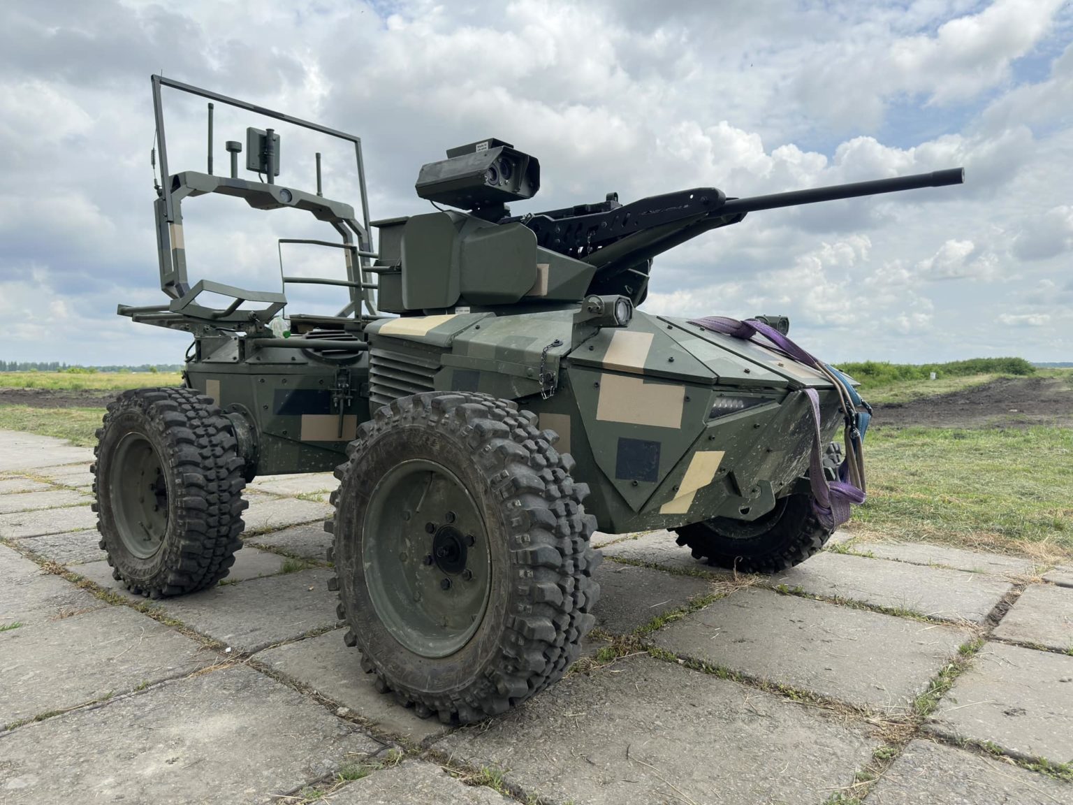 Ukrainian versatile unmanned combat vehicle undergoes frontline testing ...