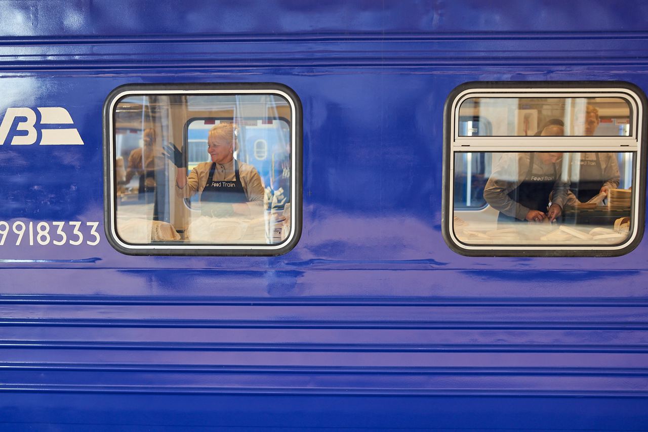 Ukraine launches world's first off-grid kitchen train (photos ...