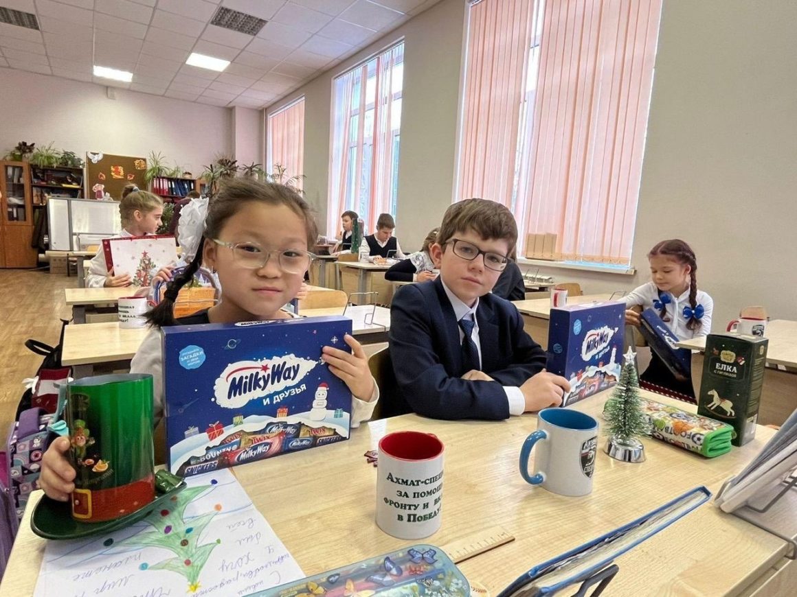 Chechen militants give Russian kids Mars’ sweets for helping Ukraine war