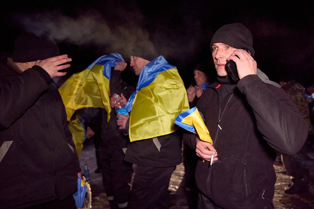 Ukraine returns 100 POWs from Russian captivity (photos) - Euromaidan Press