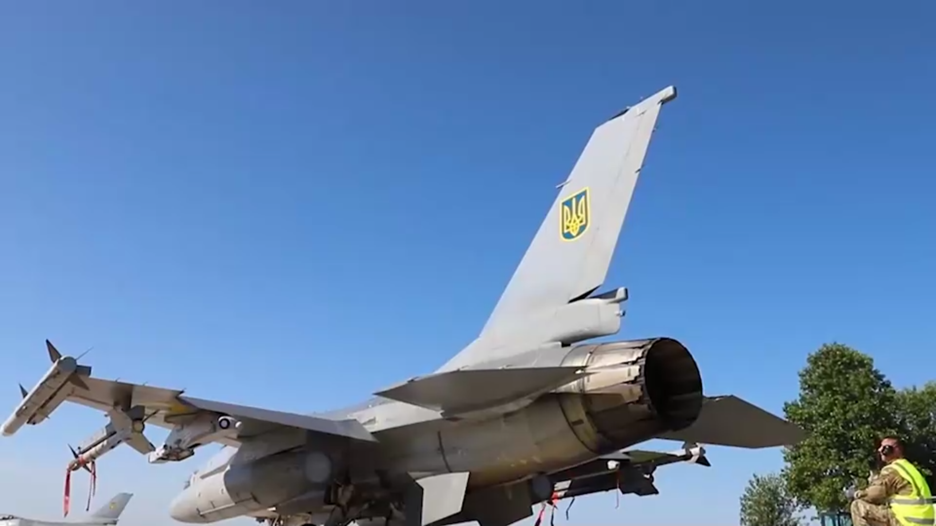 Ukraine receives F-16 fighter jets with early missile warning systems ...