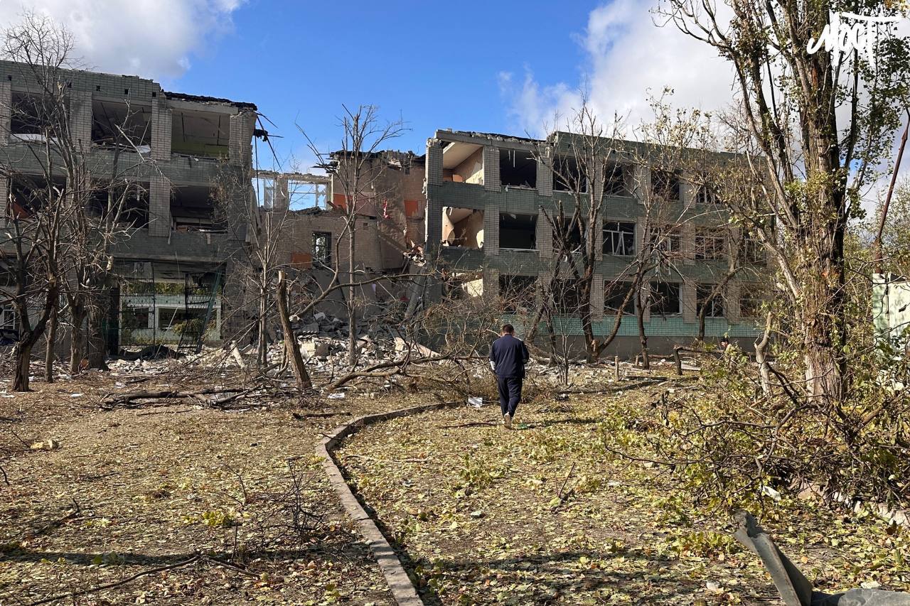 Russian guided bombs target school in Kherson, injuring 18 civilians ...
