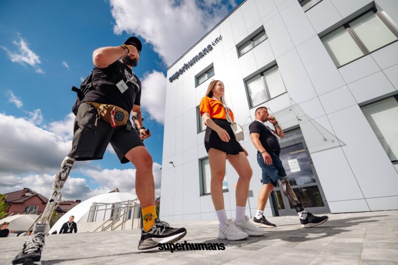 Prince Harry visits Superhuman Center in Lviv - Euromaidan Press