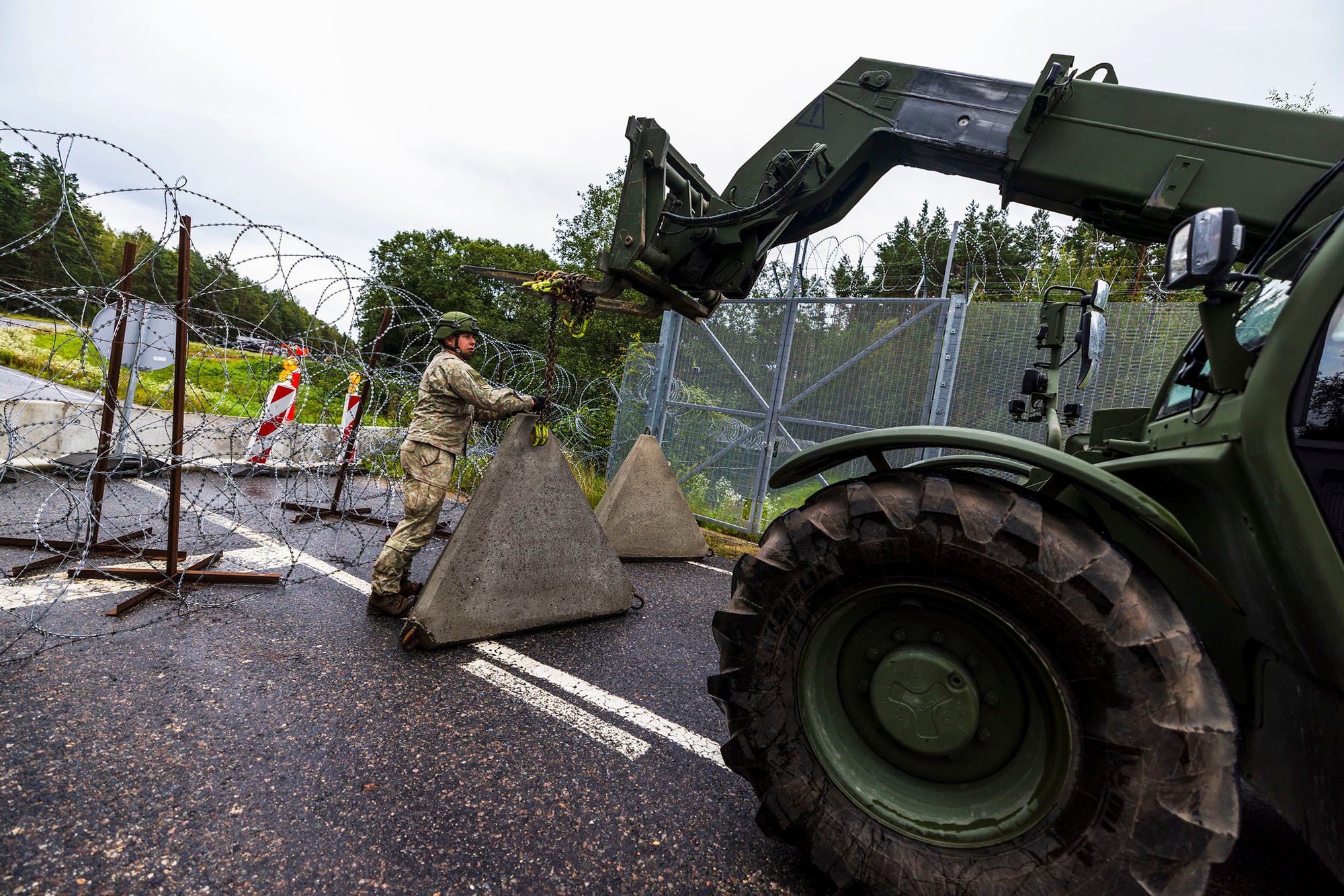 Lithuanian forces install anti-tank "dragon teeth" barriers at Russian ...